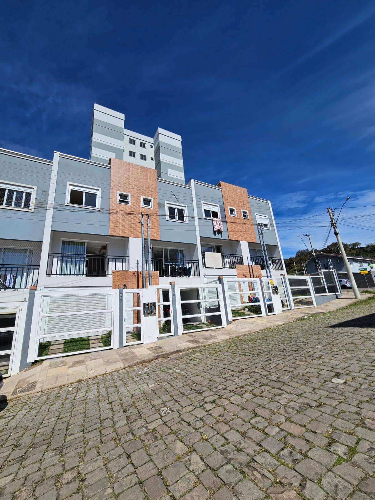 Sobrado Triplex semimobiliado Bairro Treviso - SB3343