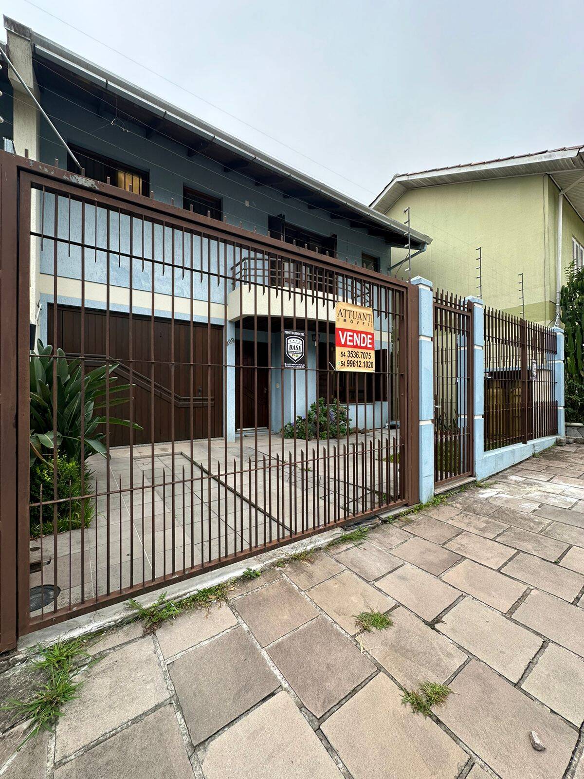 Sobrado com piscina - Bairro Floresta - SB3703